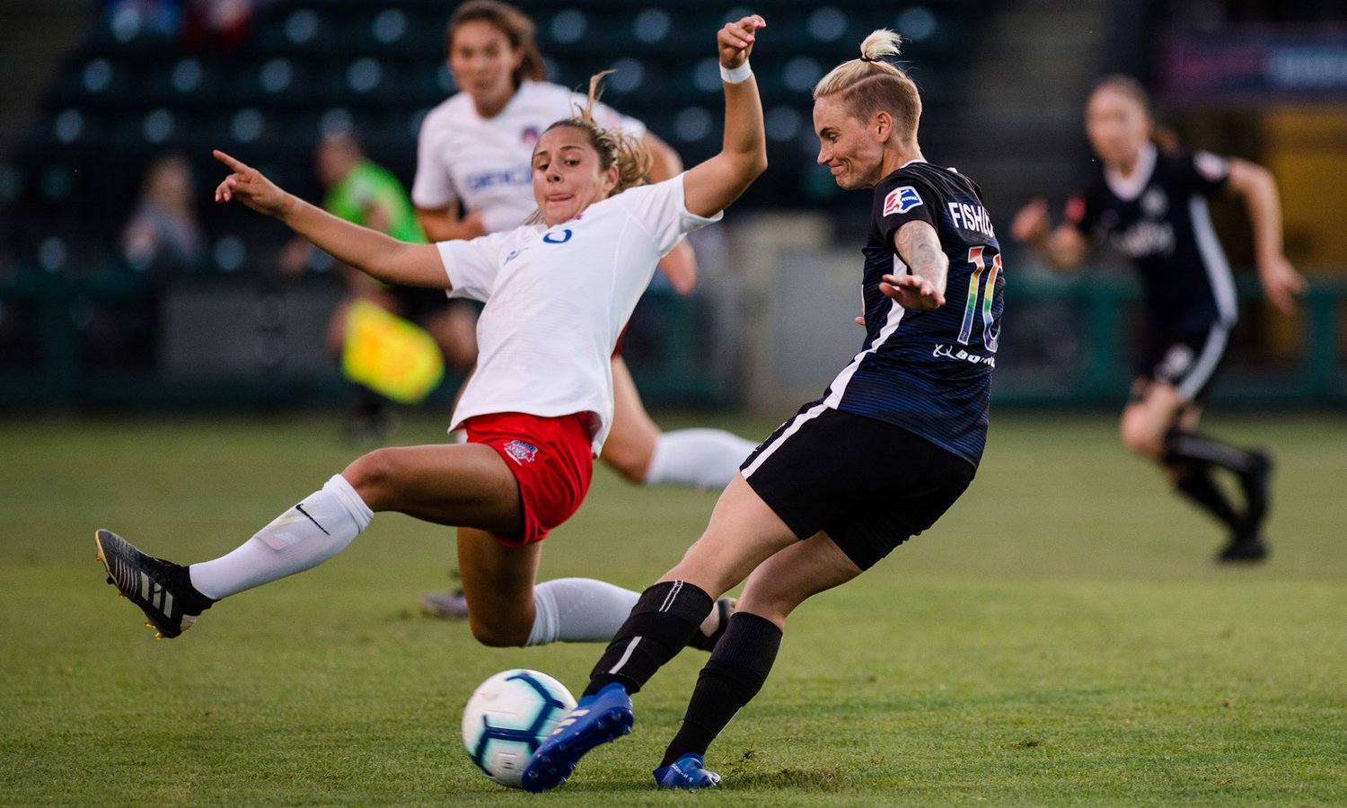 Jess Fishlock suffers ACL injury - SheKicks