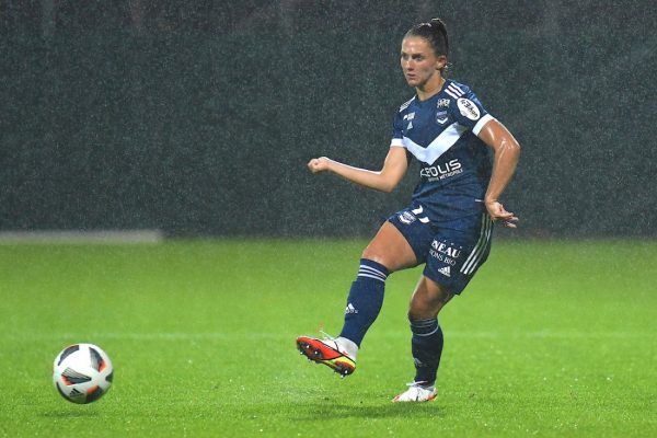 Chelsea Women sign French international defender Ève Perisset - SheKicks