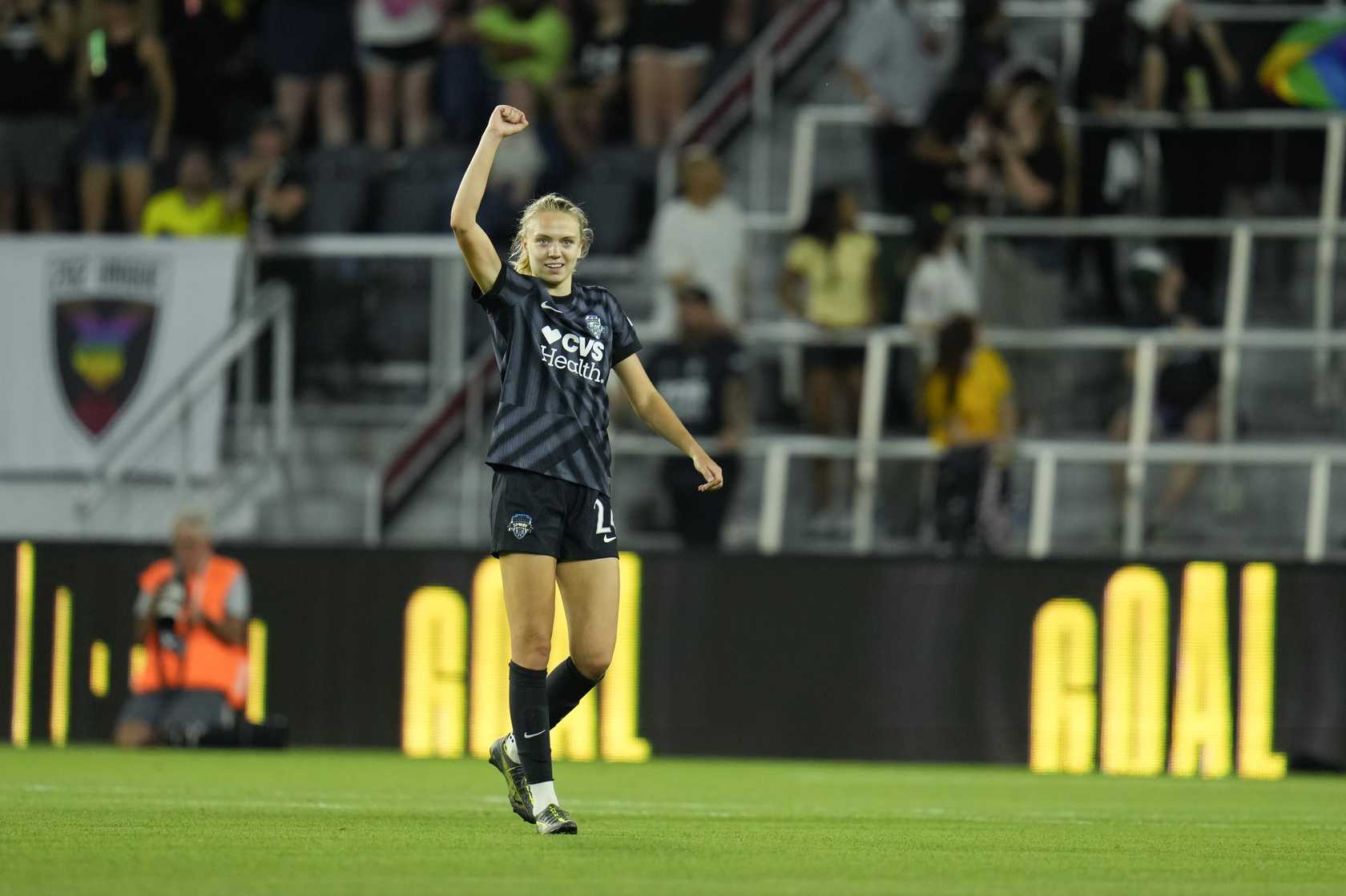 Esme Morgan and her craft project for England's Red Roses - SandJack TV